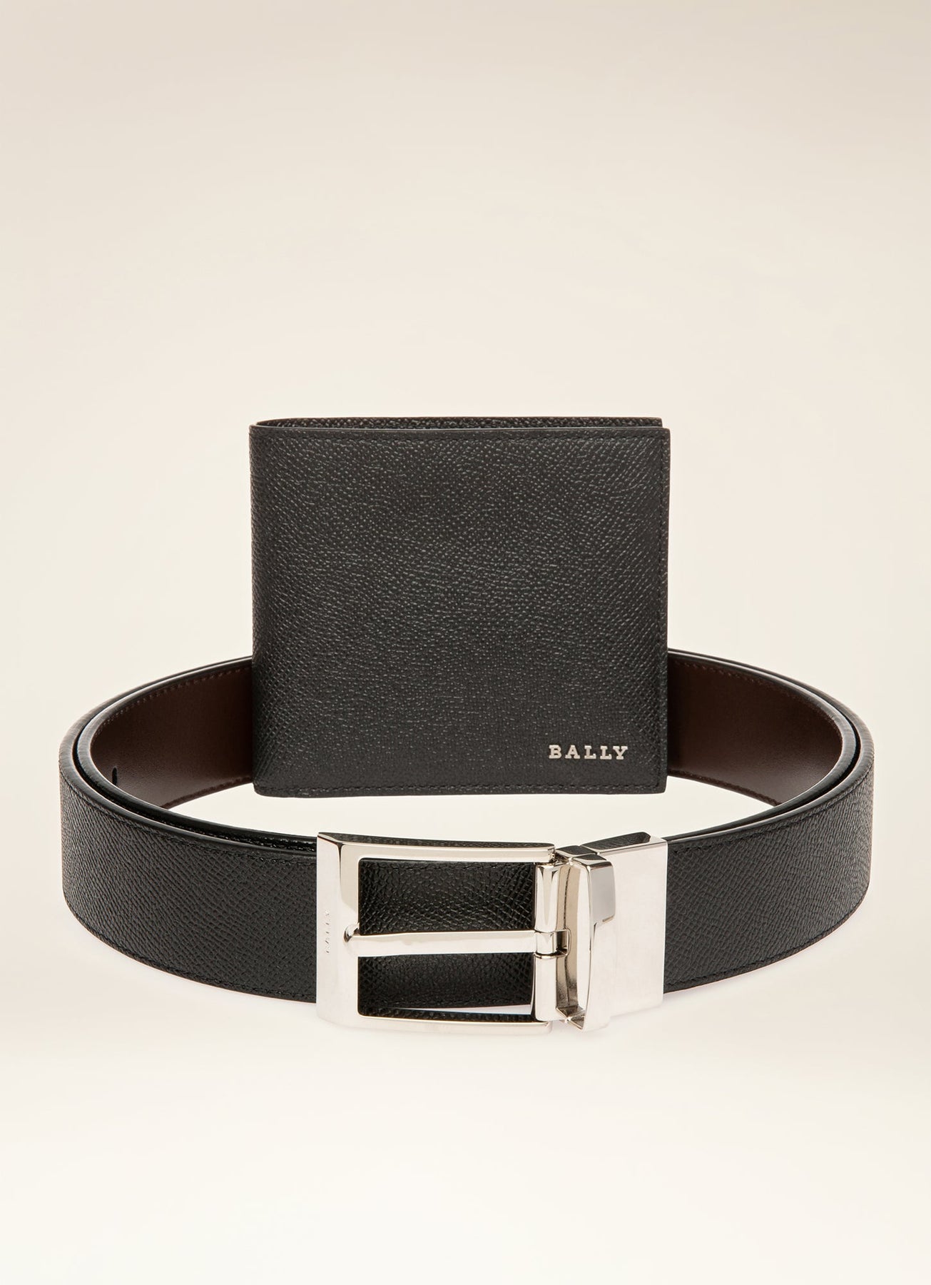 Apparel & Accessories>Handbags, Wallets & Cases